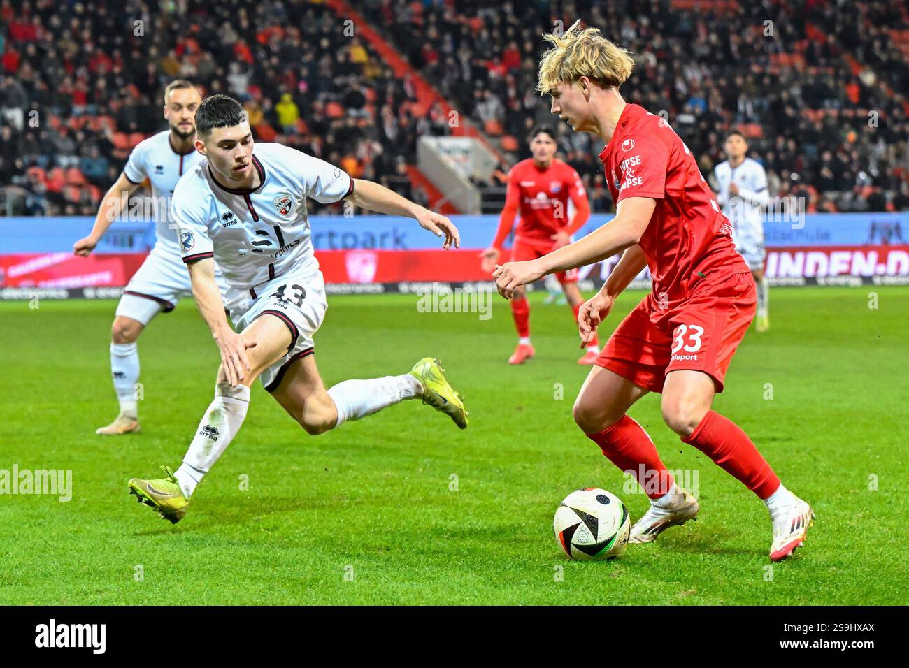 v.li.: Felix Keidel (FC Ingolstadt, 43) Maximilian Hennig (Unterhaching ...