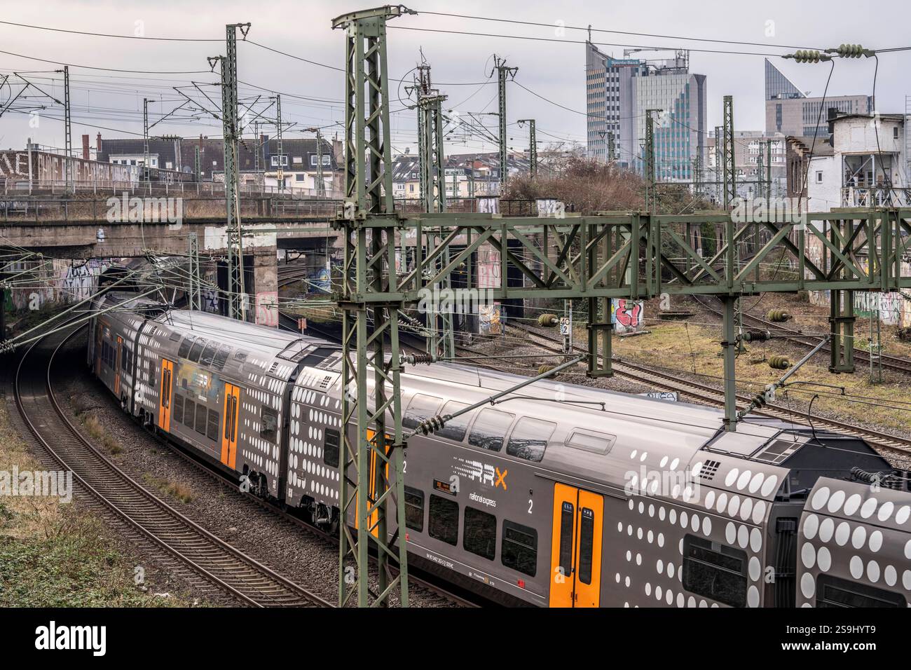 Bahnstrecke kurz vor dem Hauptbahnhof Düsseldorf, von Norden gesehen ...