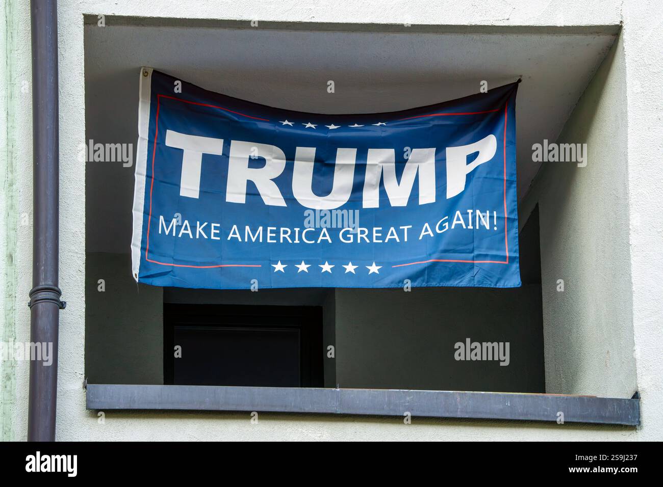 Trump-Flagge an einer Fassade in der Innenstadt, München, Januar 2025 ...