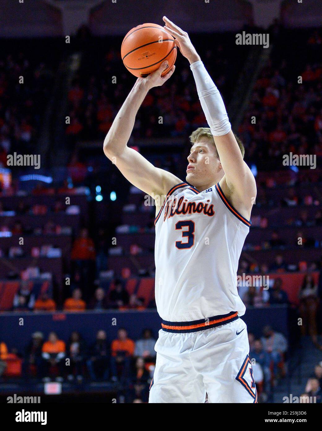 Illinois' Ben Humrichous looks to shoot during the first half of an ...