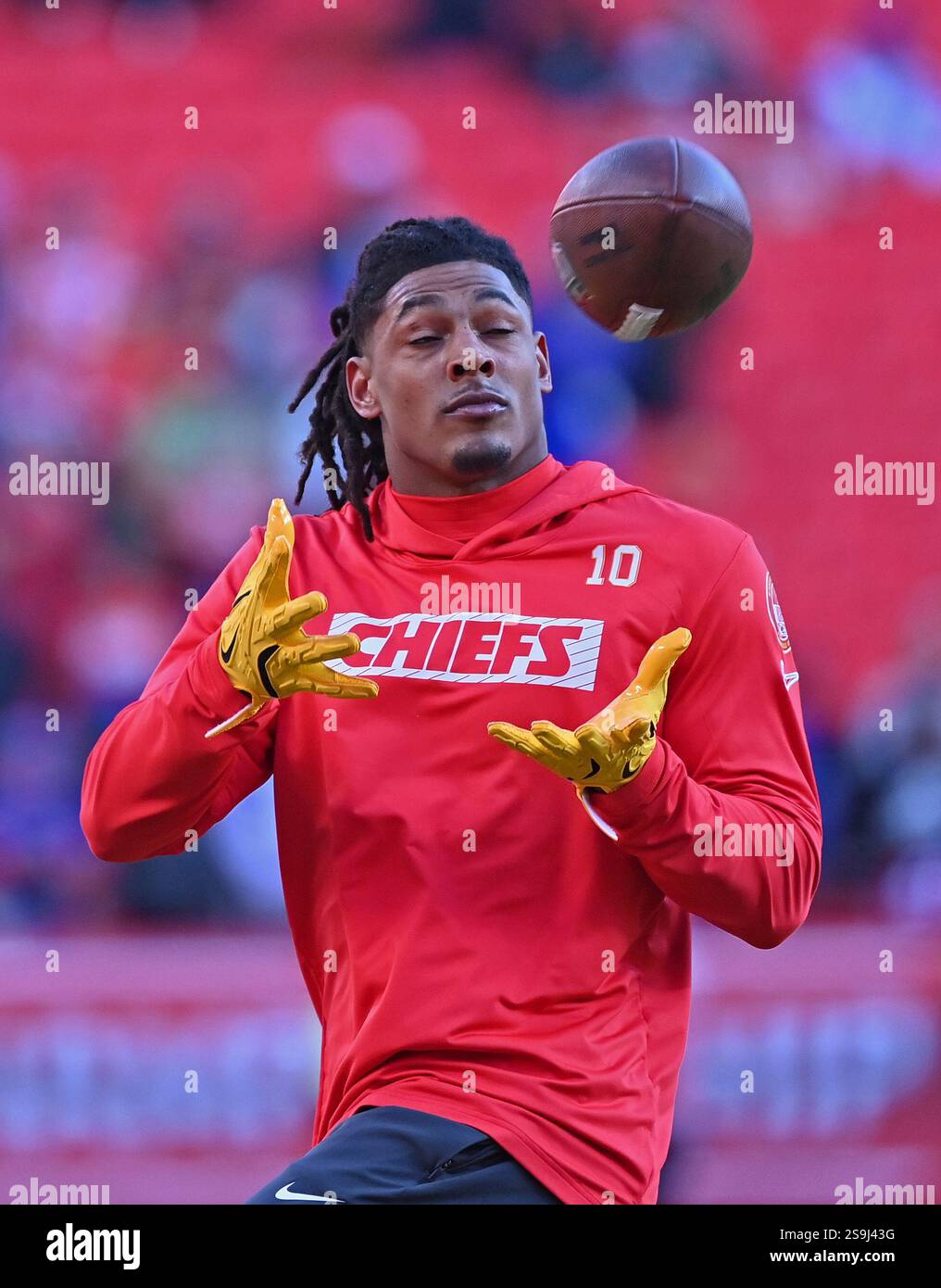 Kansas City Chiefs running back Isiah Pacheco (10) catches a pass ...
