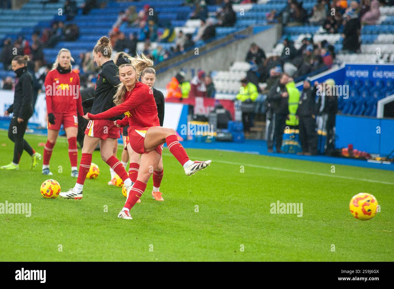 Leicester, England, 26th January 2025 Zara Shaw (36 Liverpool) shoots ...