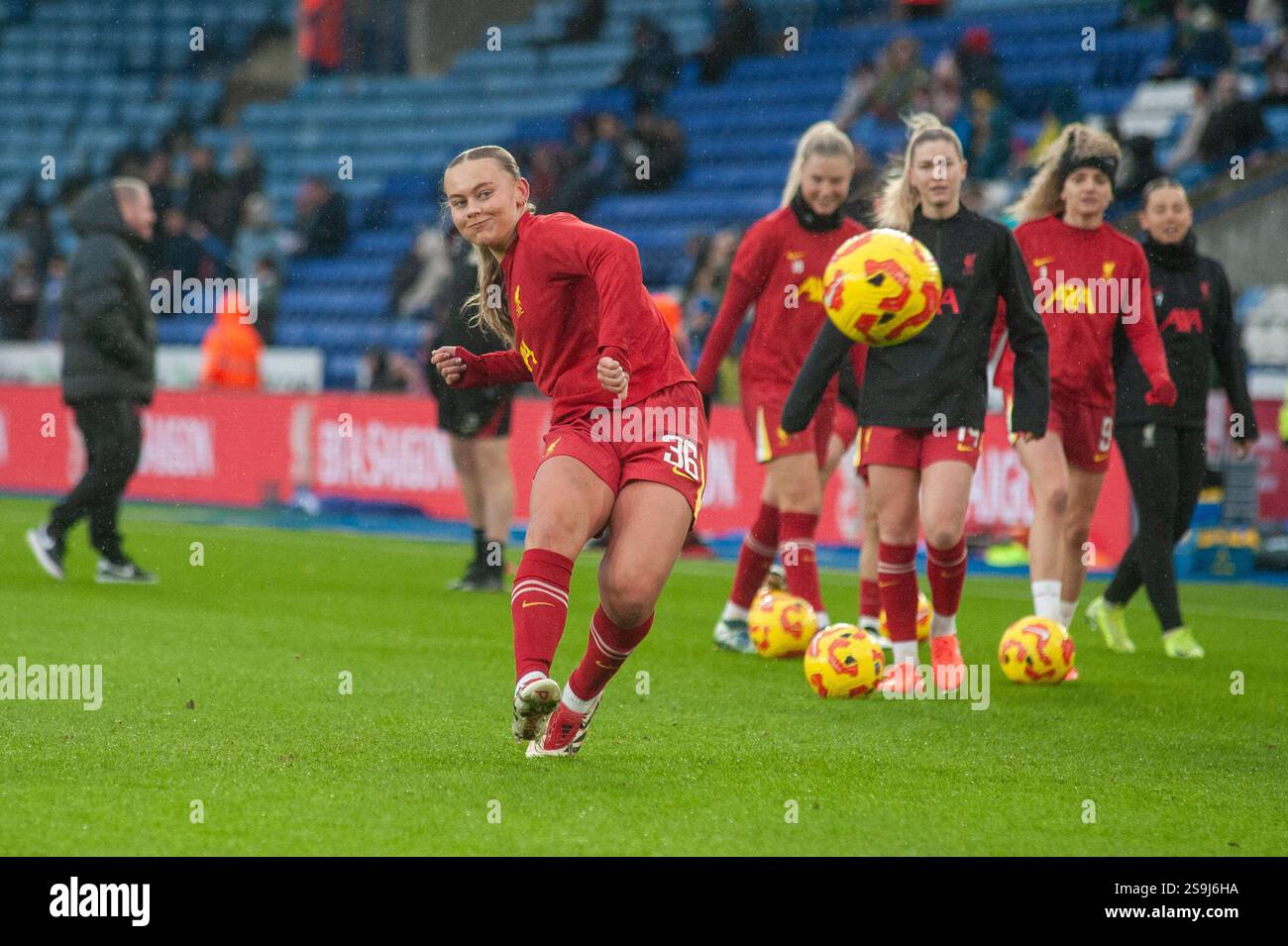 Leicester, England, 26th January 2025 Zara Shaw (36 Liverpool) shoots ...