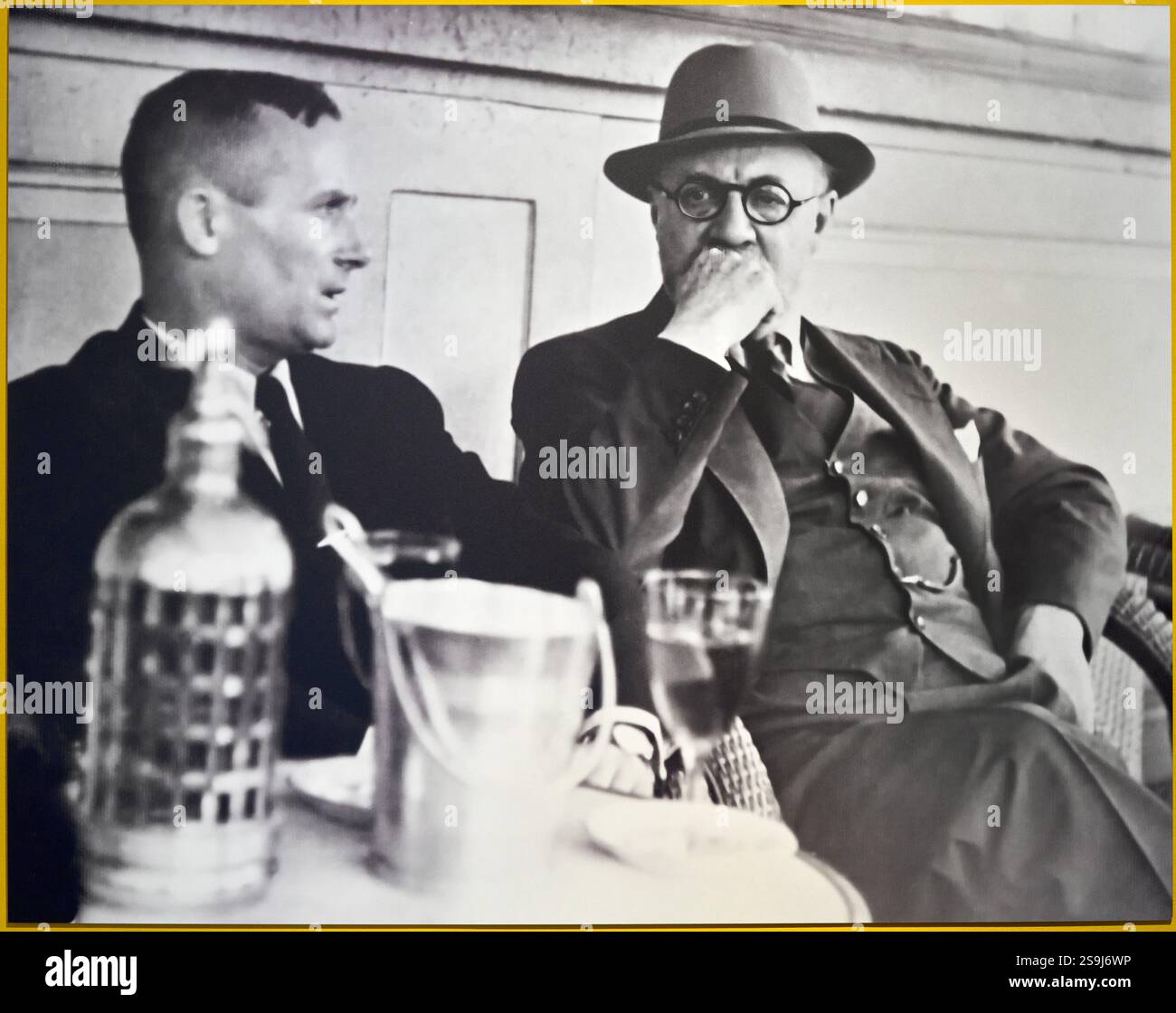 Joan Miró and Henri Matisse at the cafe Les Deux Magots, París, c. 1936-1938 Stock Photo - Alamy