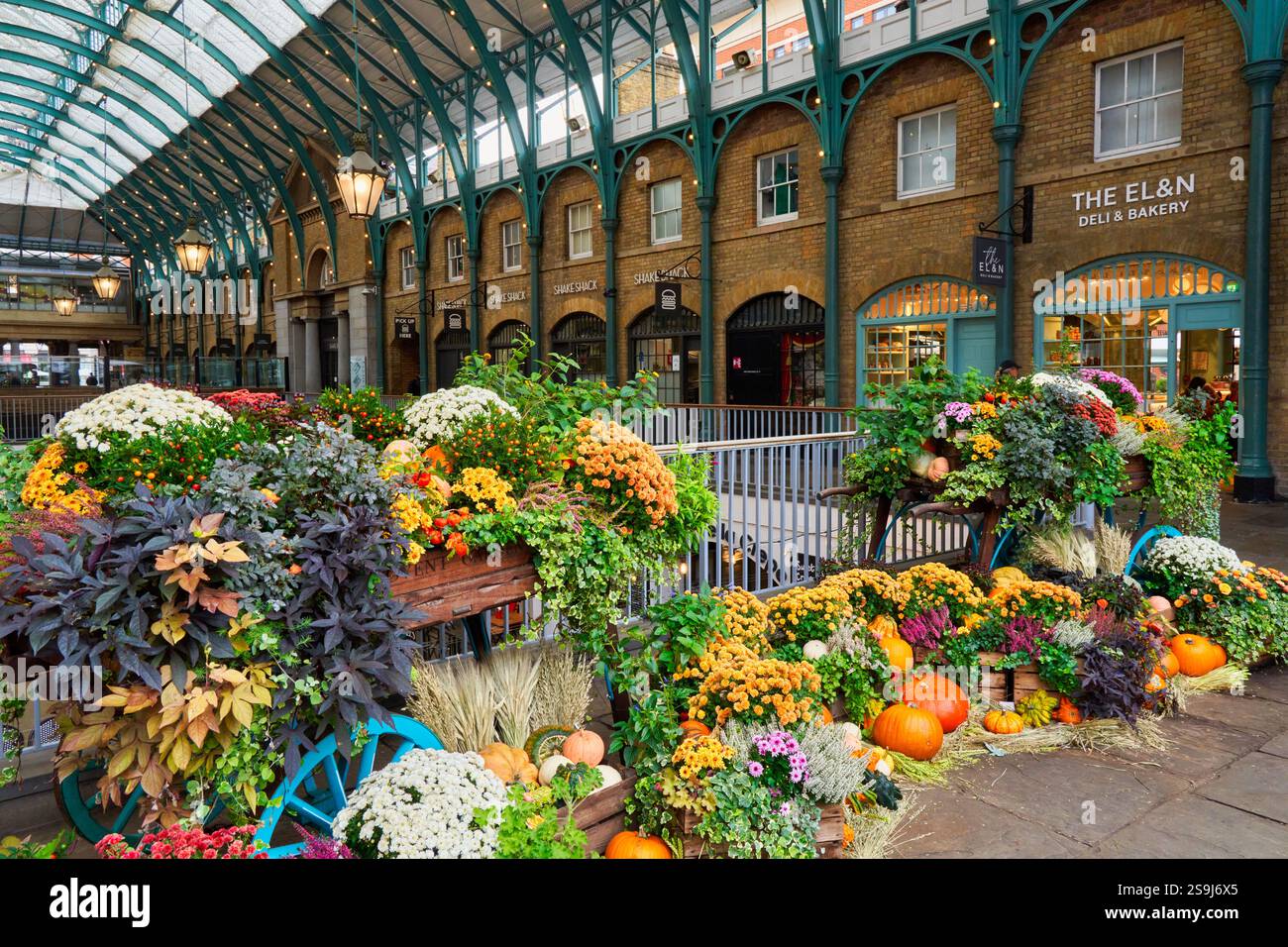 Cart with flowers and plants, The Covent Garden Market, London, England ...
