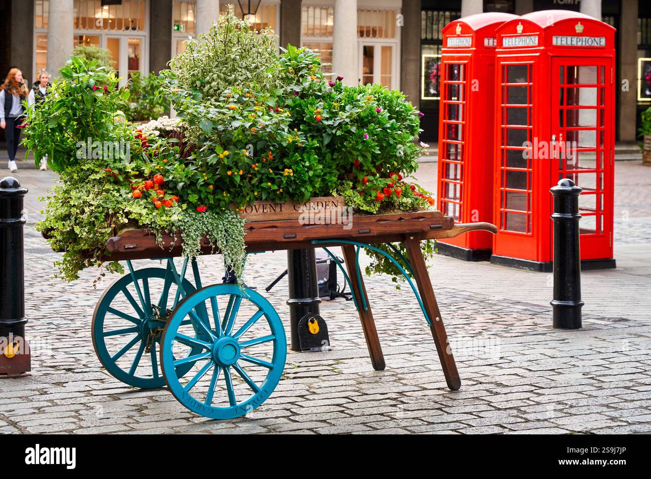 Cart with flowers and plants, The Covent Garden Market, London, England ...