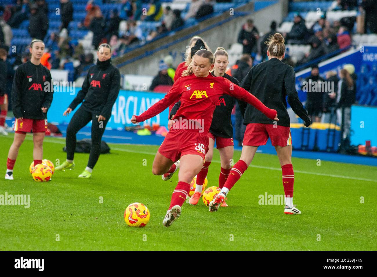 Leicester, England, 26th January 2025 Zara Shaw (36 Liverpool) shoots ...