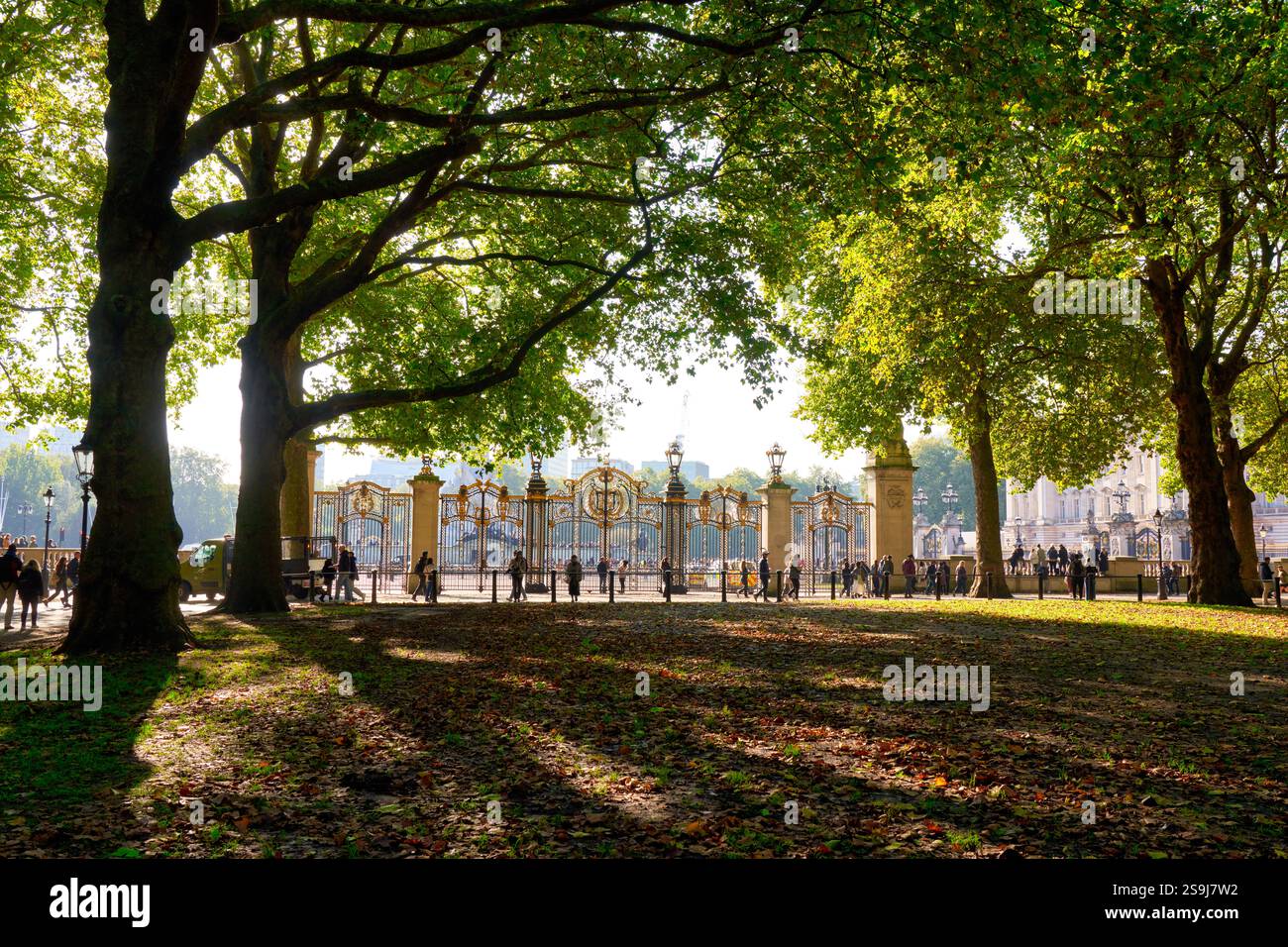 Canada Gate, The Green Park, Buckingham Palace, London, England, UK ...