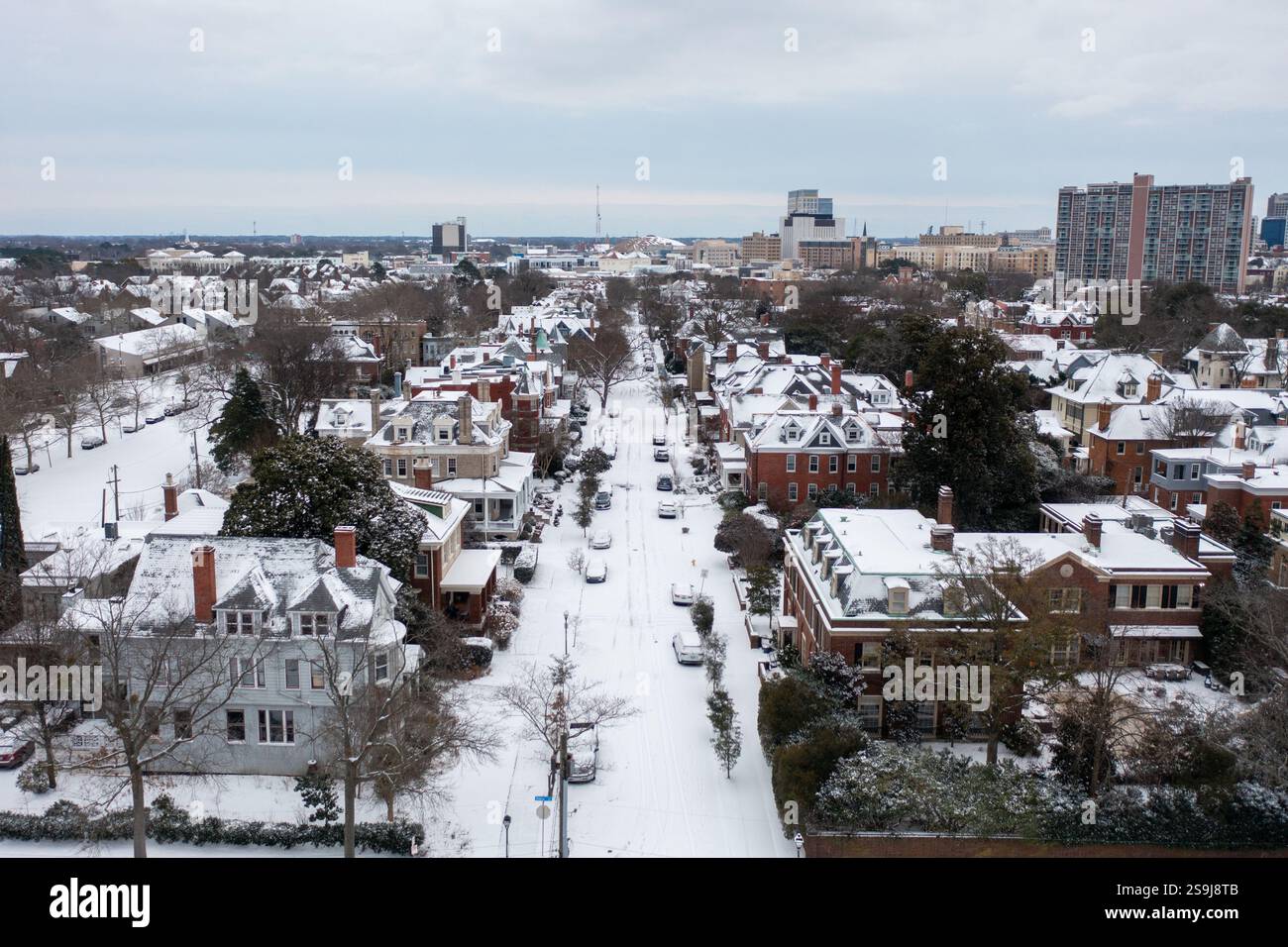 Exterior view homes snow hi-res stock photography and images - Alamy