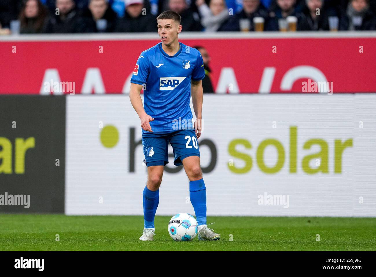 Finn Ole Becker (Hoffenheim, 20), am Ball, Freisteller, Ganzkörper ...