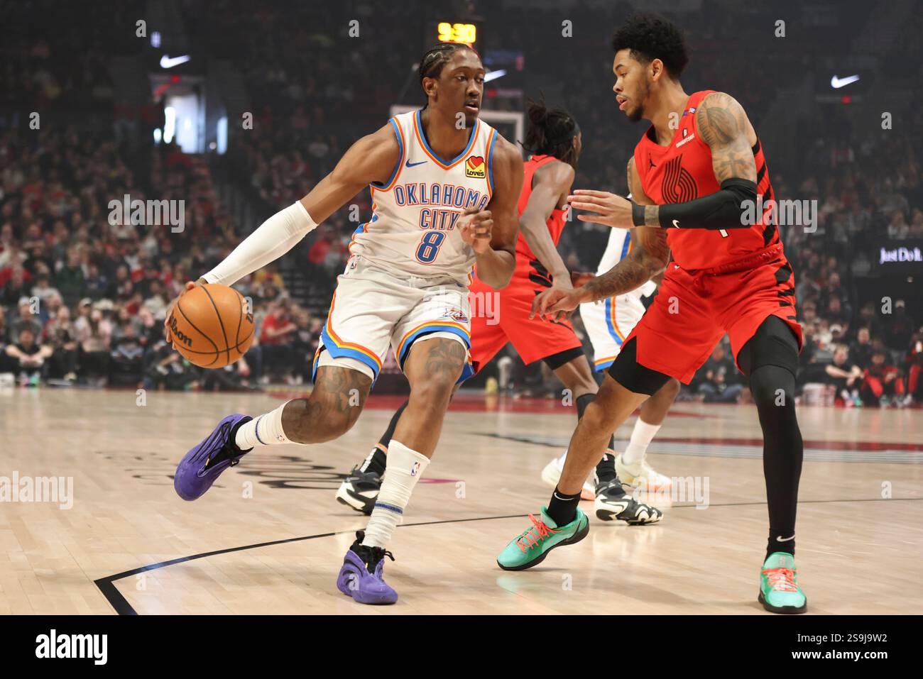 Oklahoma City Thunder forward Jalen Williams (8) drives to the basket ...