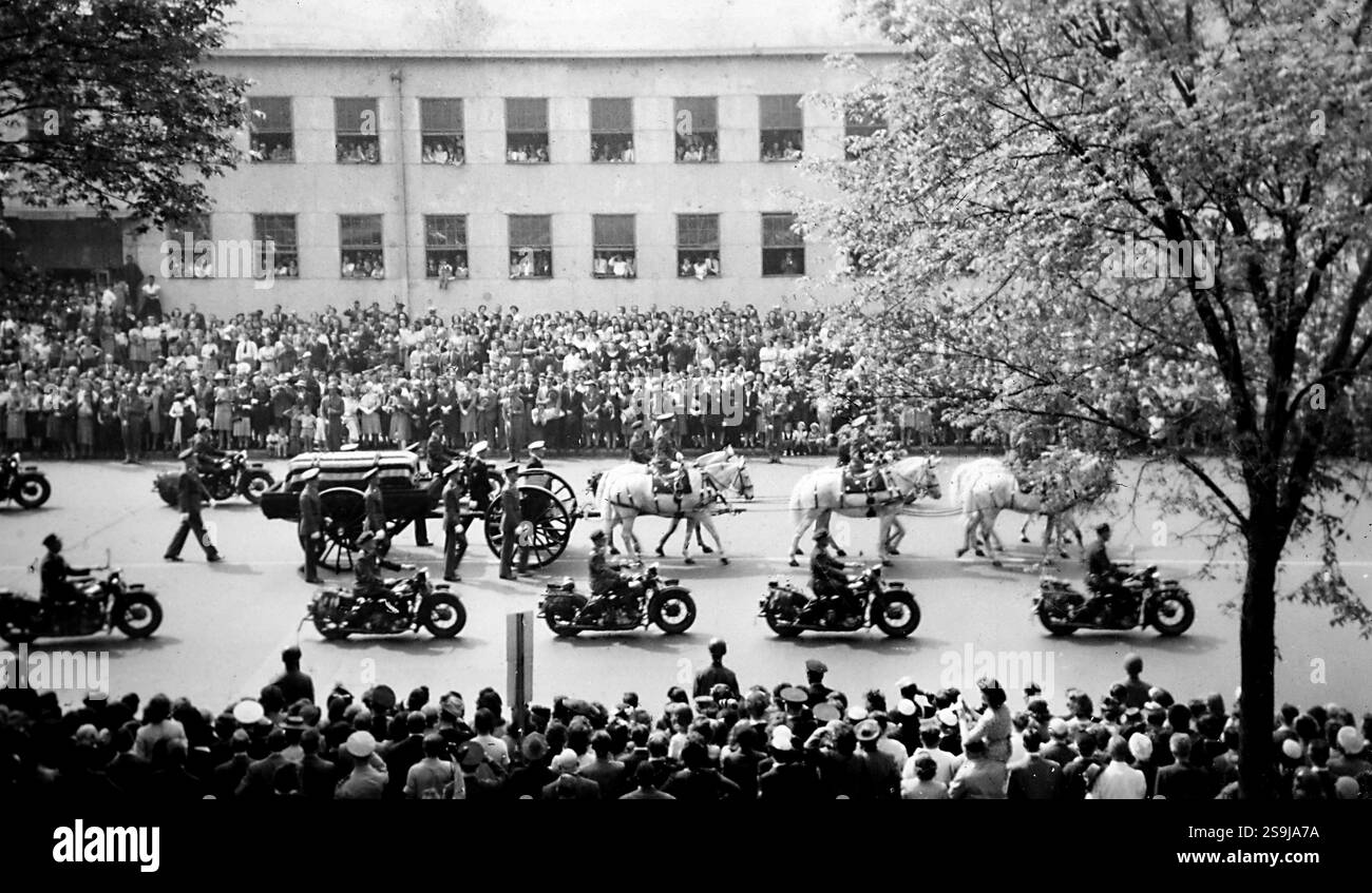 The casket of Franklin D. Rosevelt is carried on a horse drawn caisson ...