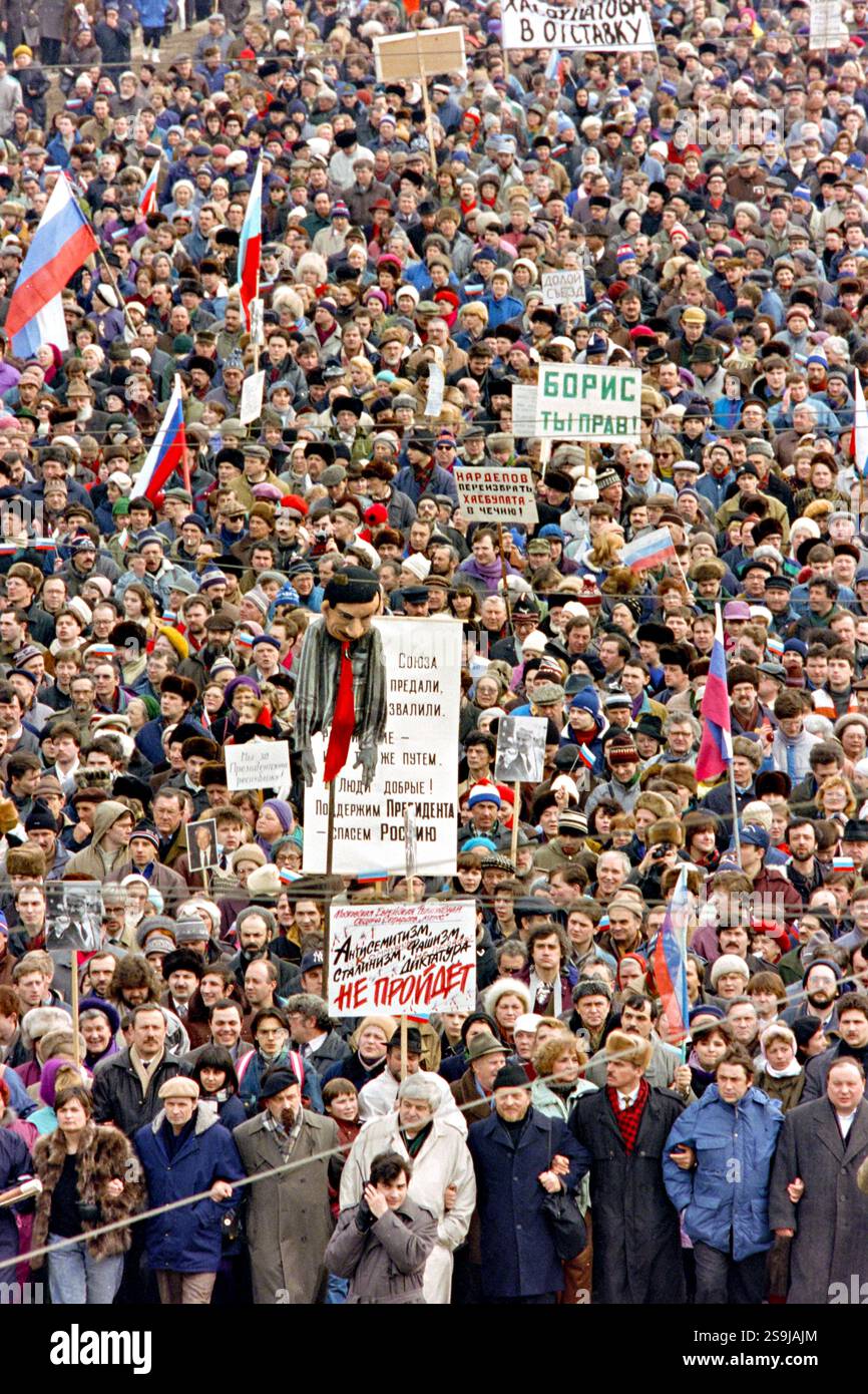 Russians crowd into Red Square as they rally in support of Russian ...
