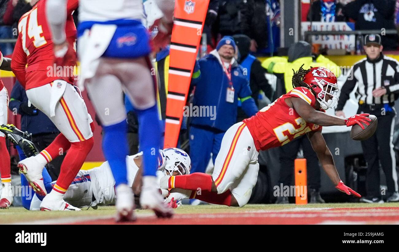 Kansas City Chiefs running back Kareem Hunt (29) scores a touchdown ...