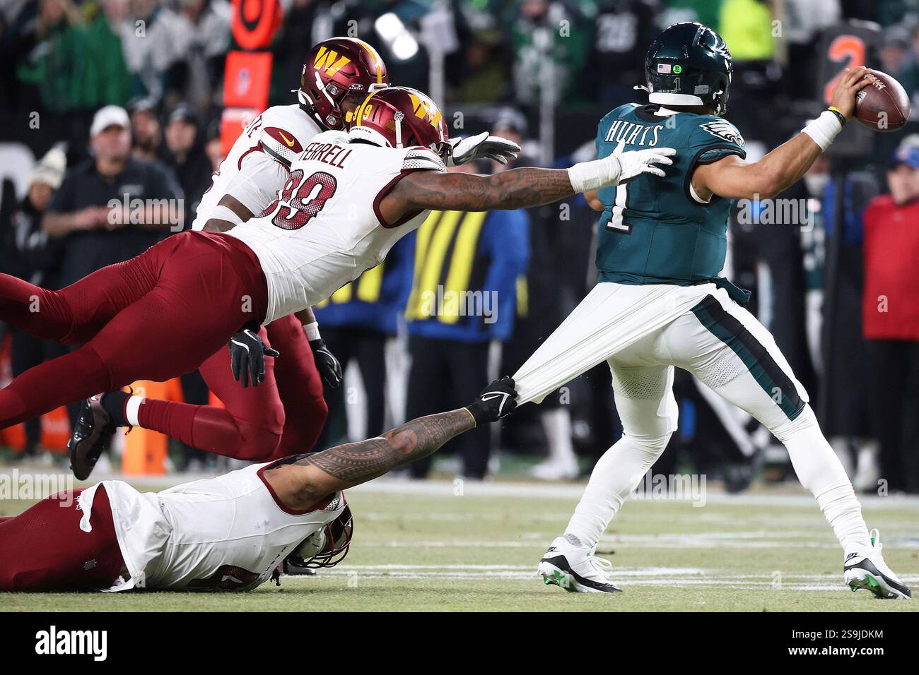 Washington Commanders linebacker Frankie Luvu (4) attempts to take down ...