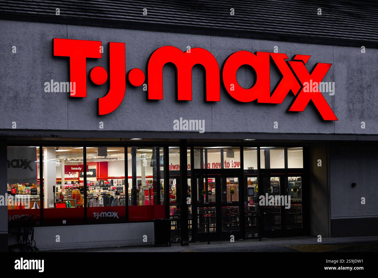T j maxx department store hi-res stock photography and images - Alamy