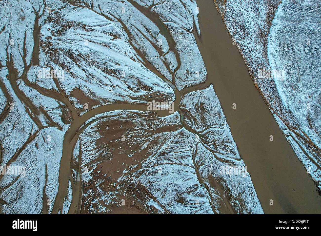 Photo taken on Jan 26, 2025 shows the snow scenery of the Yellow River ...