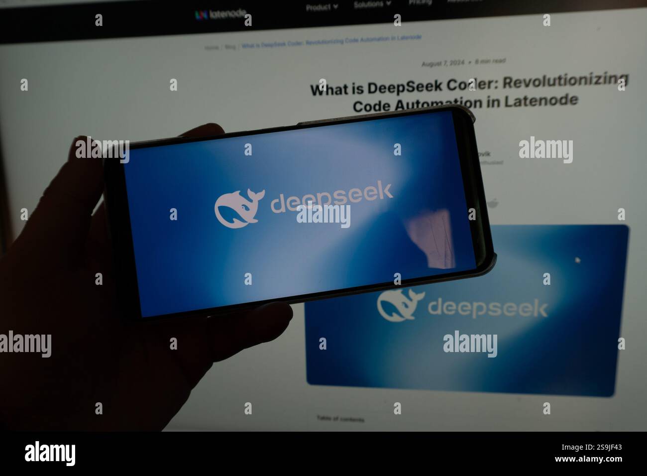 The LOGO and homepage of DeepSeek, a Chinese AI large-scale model ...