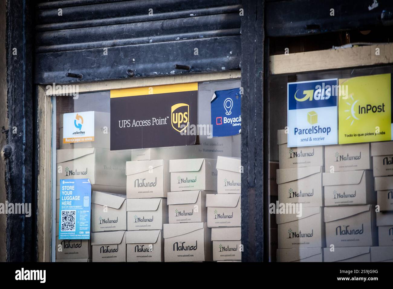 VALENCIA, SPAIN - OCTOBER 13, 2024: A parcel collection storefront ...