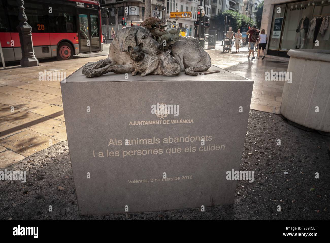 Escultura a los animales abandonados hi-res stock photography and ...