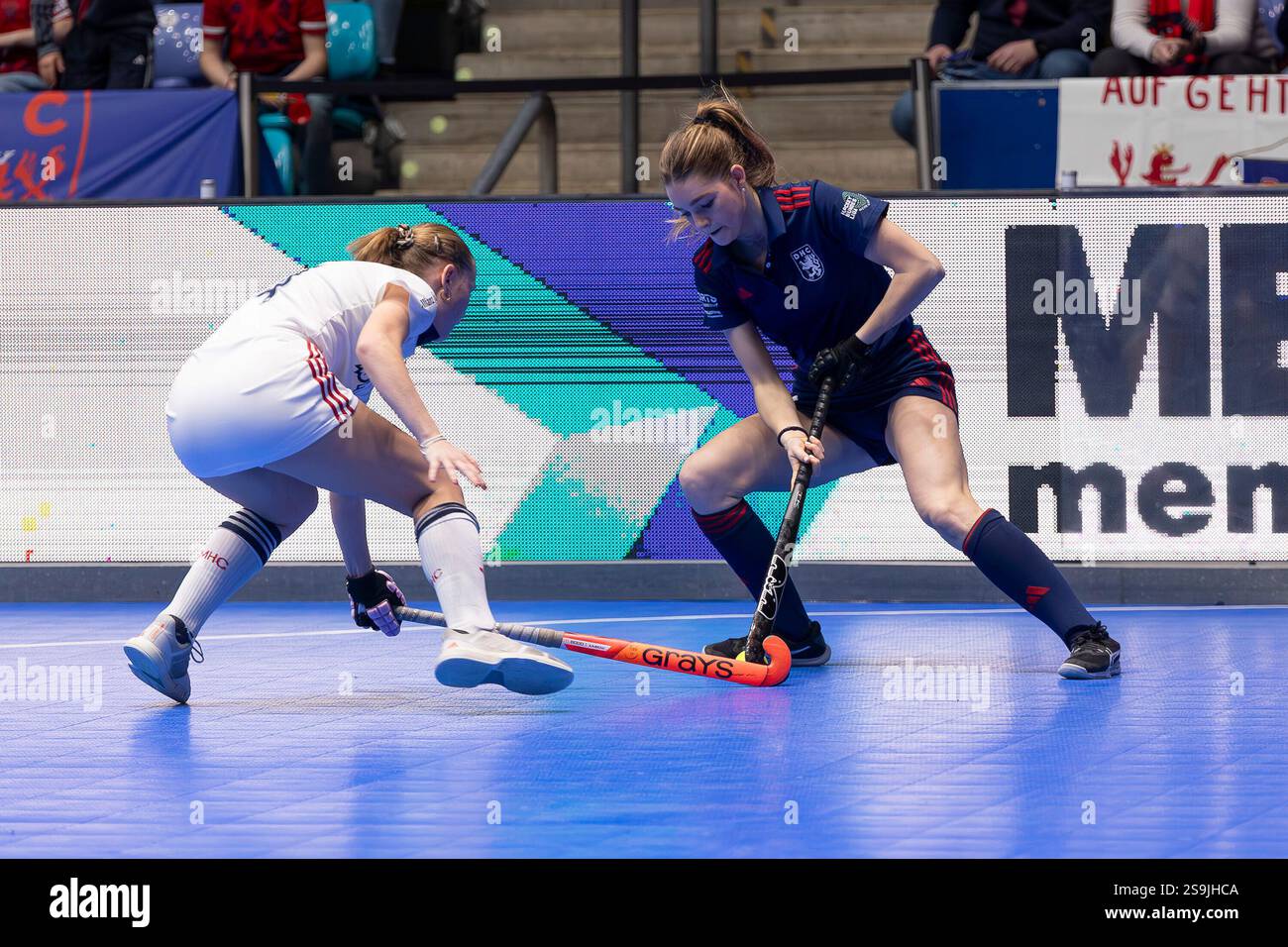 Lucy Zich (D?sseldorfer HC #33) & Linda Bens (Mannheimer HC #24) im ...