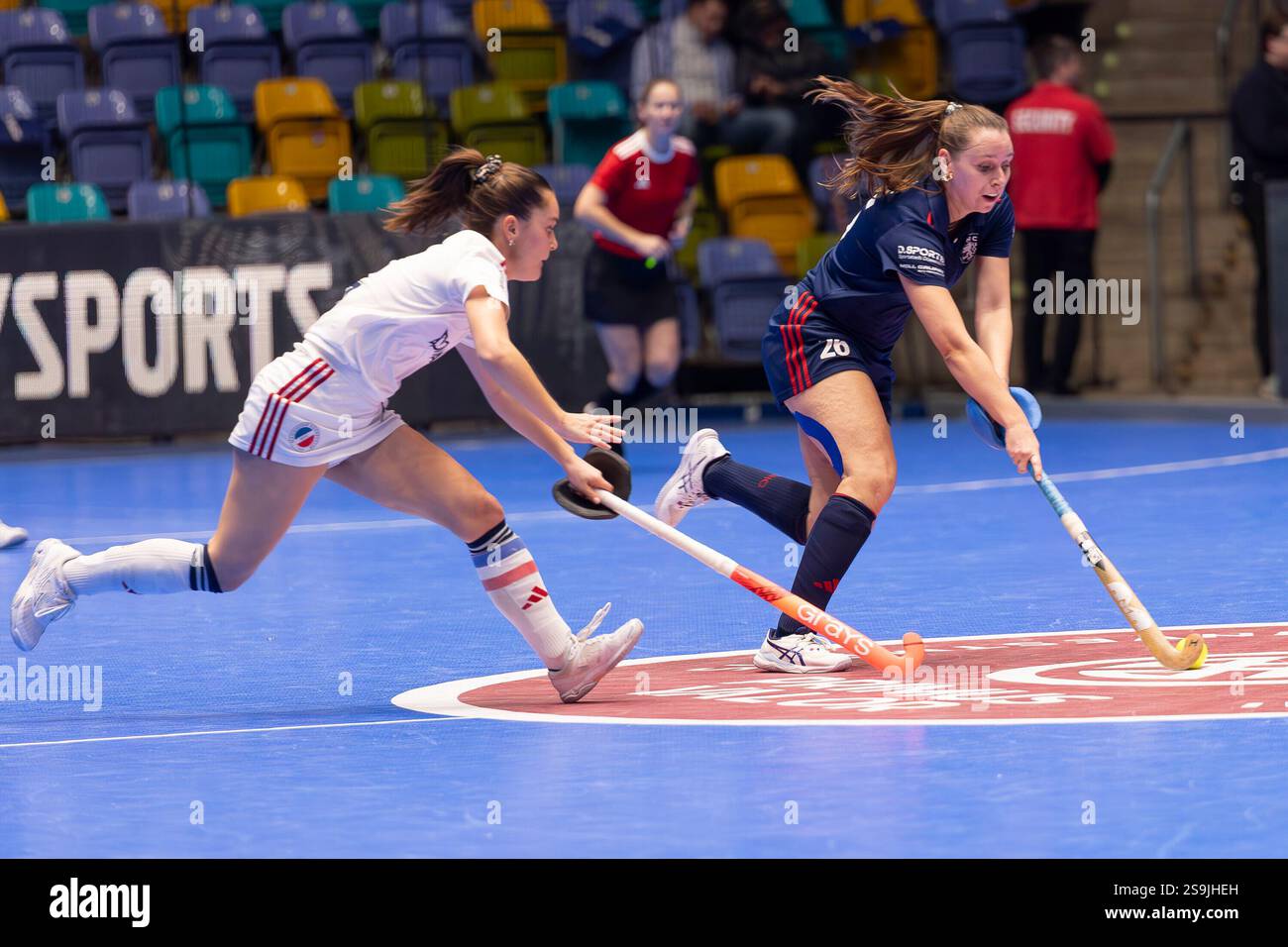Fiona Felber (Mannheimer HC #6) & Elisa Gr?ve (D?sseldorfer HC #26) im ...