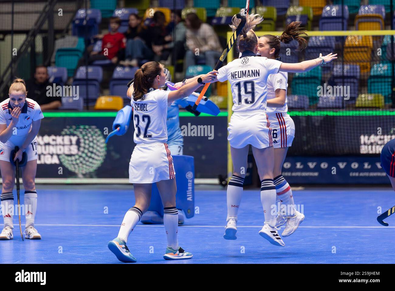 Verena Neumann (Mannheimer HC #19) & Carolin Seidel (Mannheimer HC #32 ...