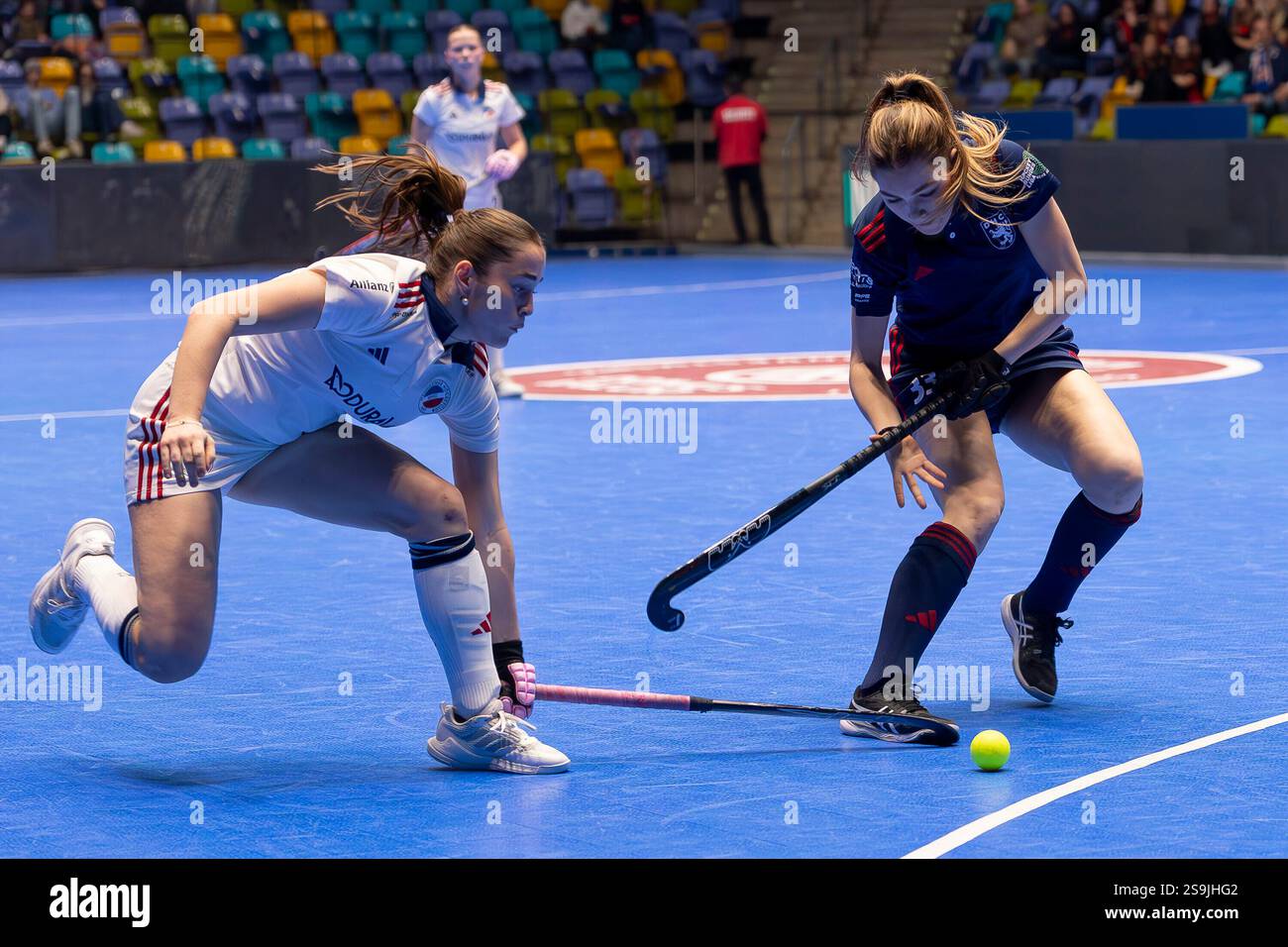 Alexine Matthysen (Mannheimer HC #16) & Lucy Zich (D?sseldorfer HC #33 ...