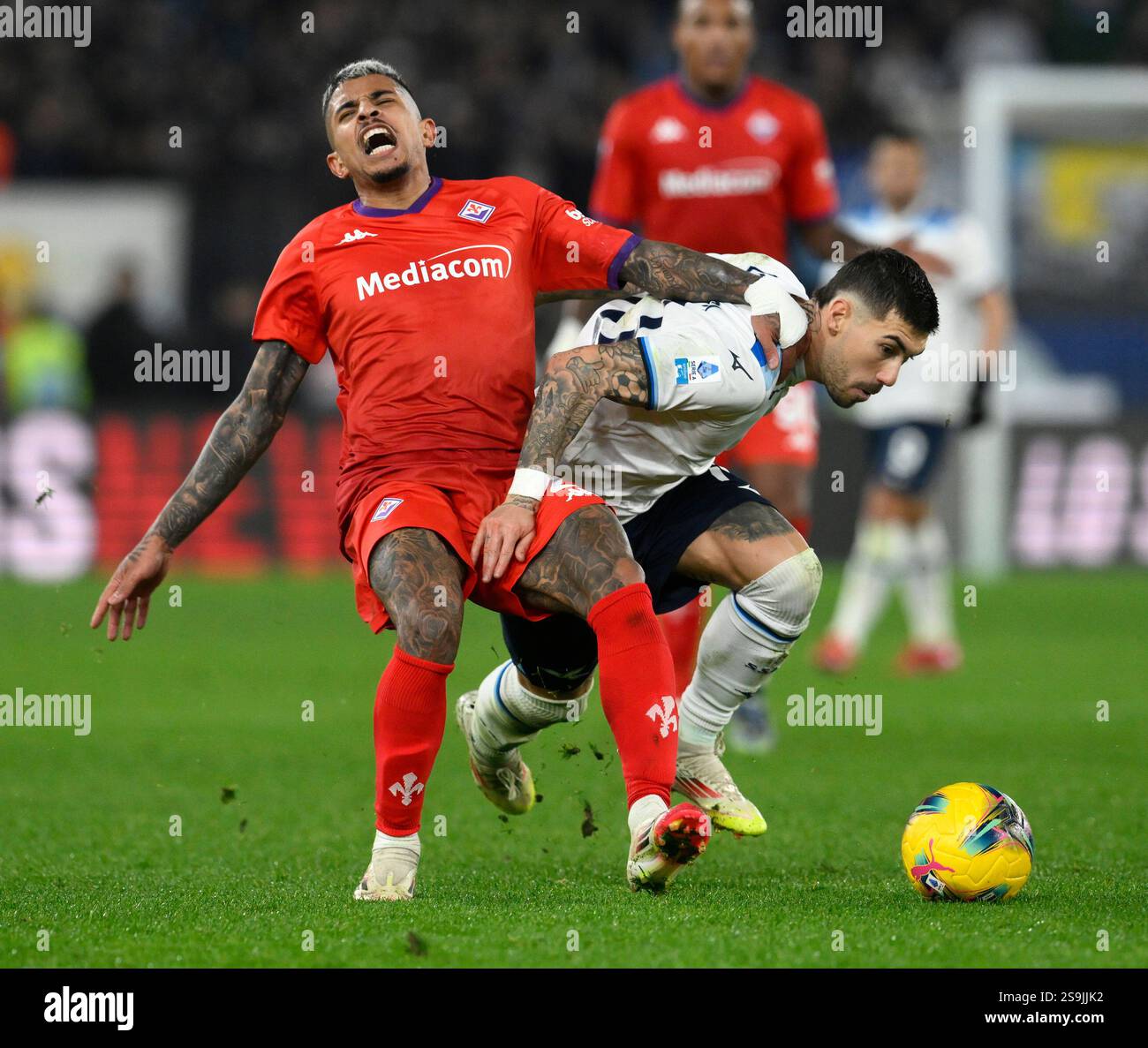 (250127) -- Rome, Jan. 27, 2025 (Xinhua) -- Fiorentina's Dodo (L) vies ...