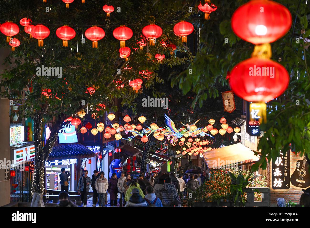 **CHINESE MAINLAND, HONG KONG, MACAU AND TAIWAN OUT** Tourists enjoy ...