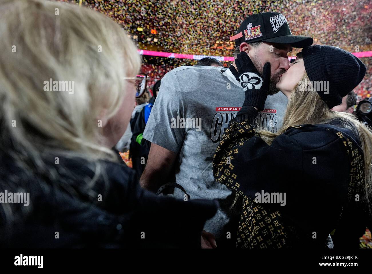 Kansas City Chiefs tight end Travis Kelce and Taylor Swift kiss after ...