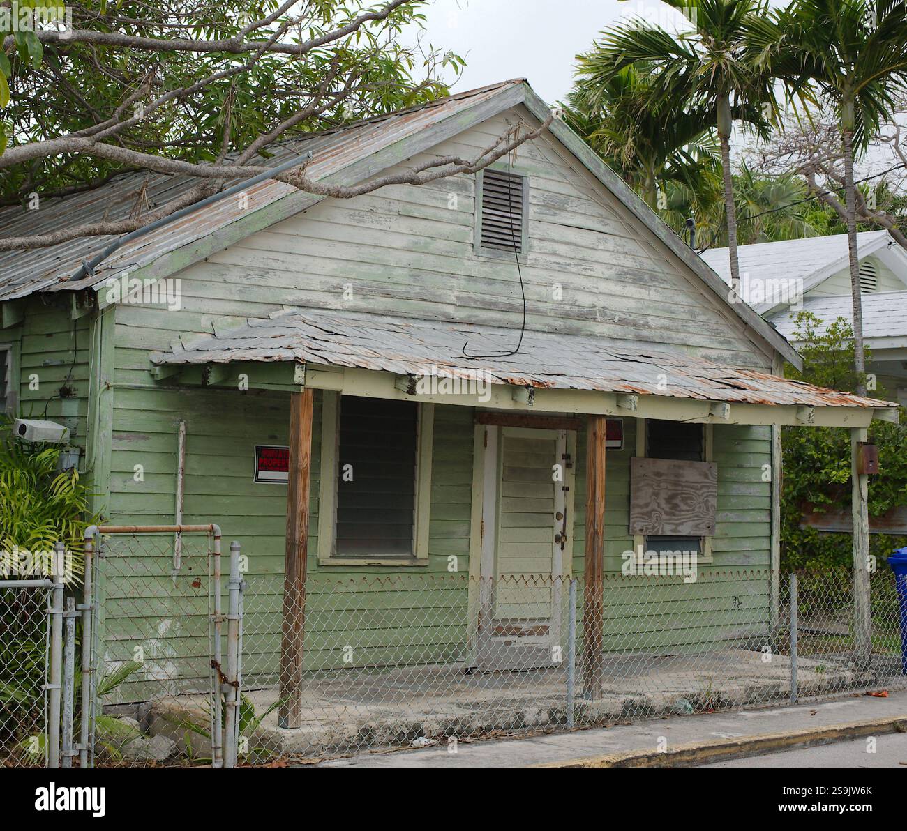 Green metal roof hi-res stock photography and images - Alamy