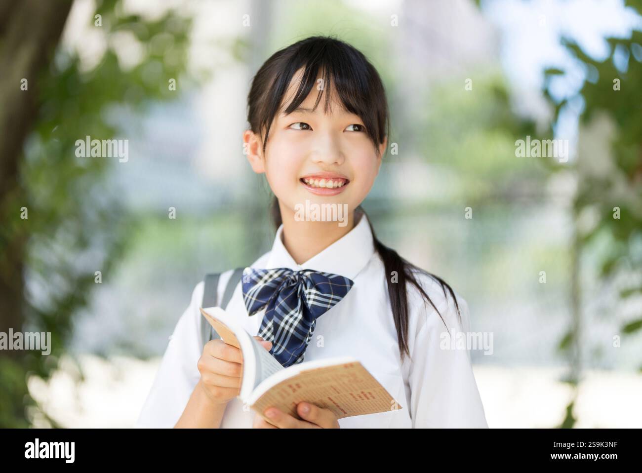 Secondary school children reading/reading Stock Photo - Alamy