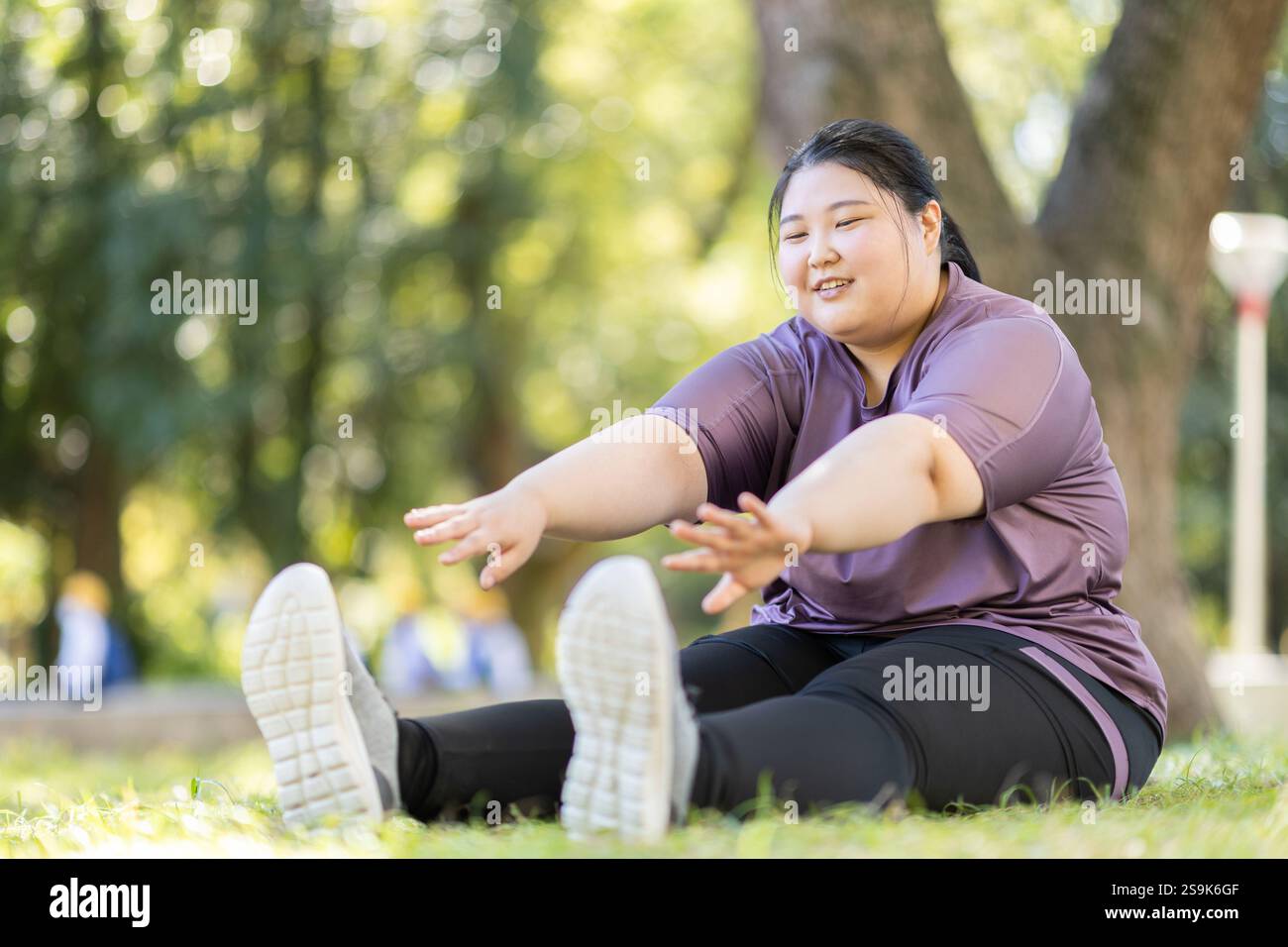 Fat women bending hi-res stock photography and images - Alamy