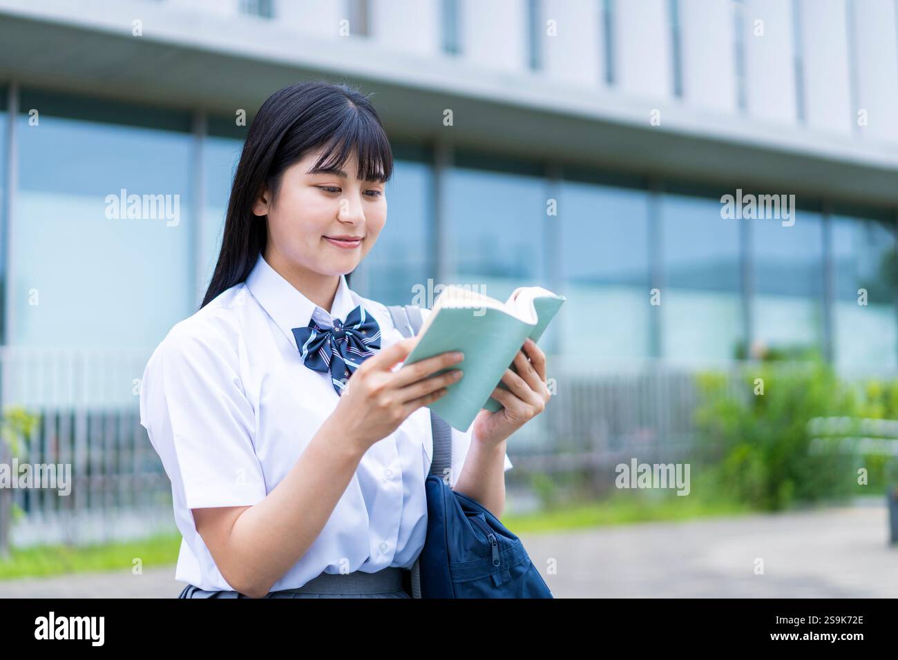 Student reading a novel Stock Photo - Alamy
