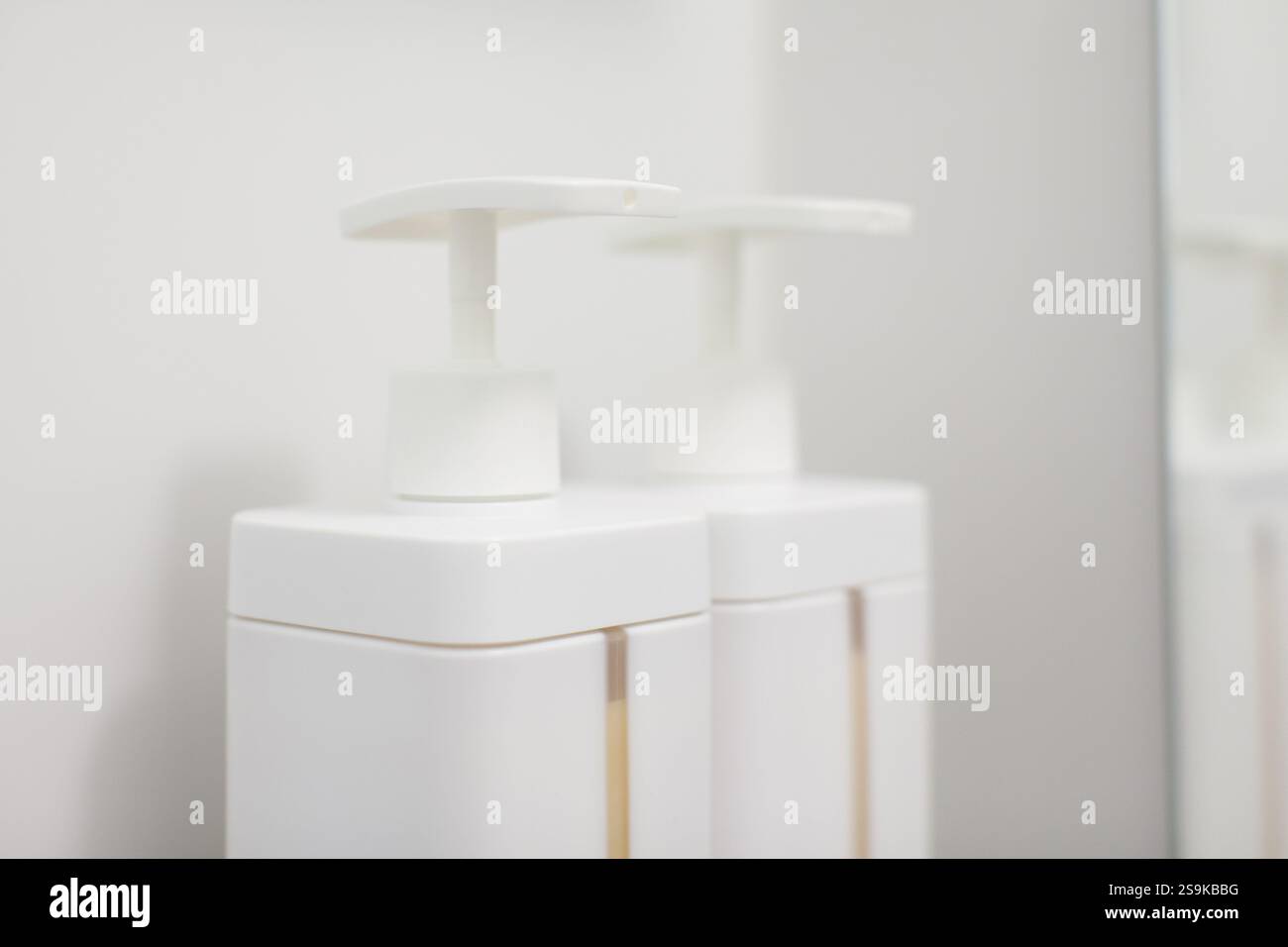 Shampoo bottle hair body hi-res stock photography and images - Alamy