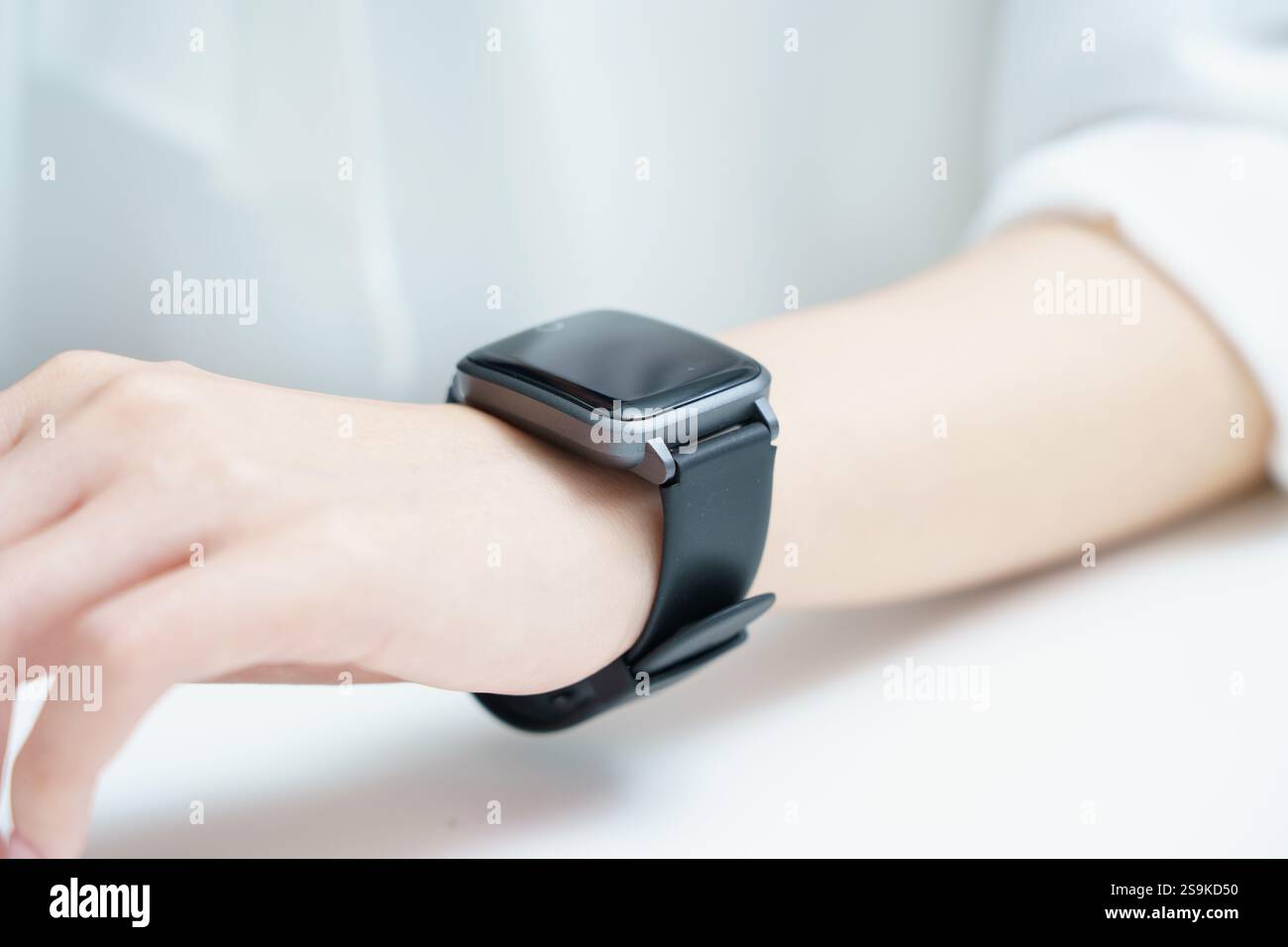 Woman wearing smartwatch Stock Photo - Alamy