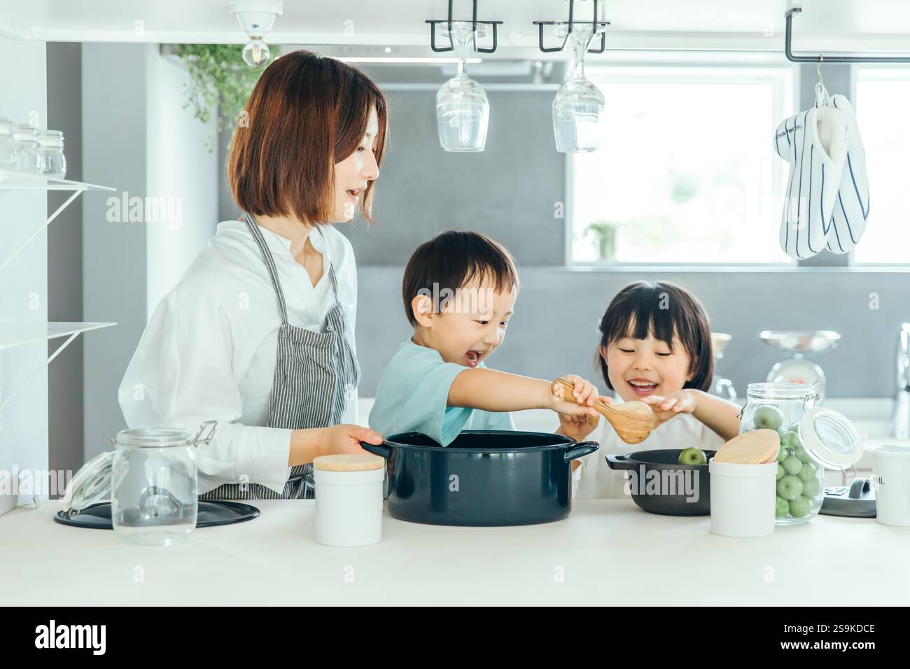 Child helping her mother Stock Photo - Alamy