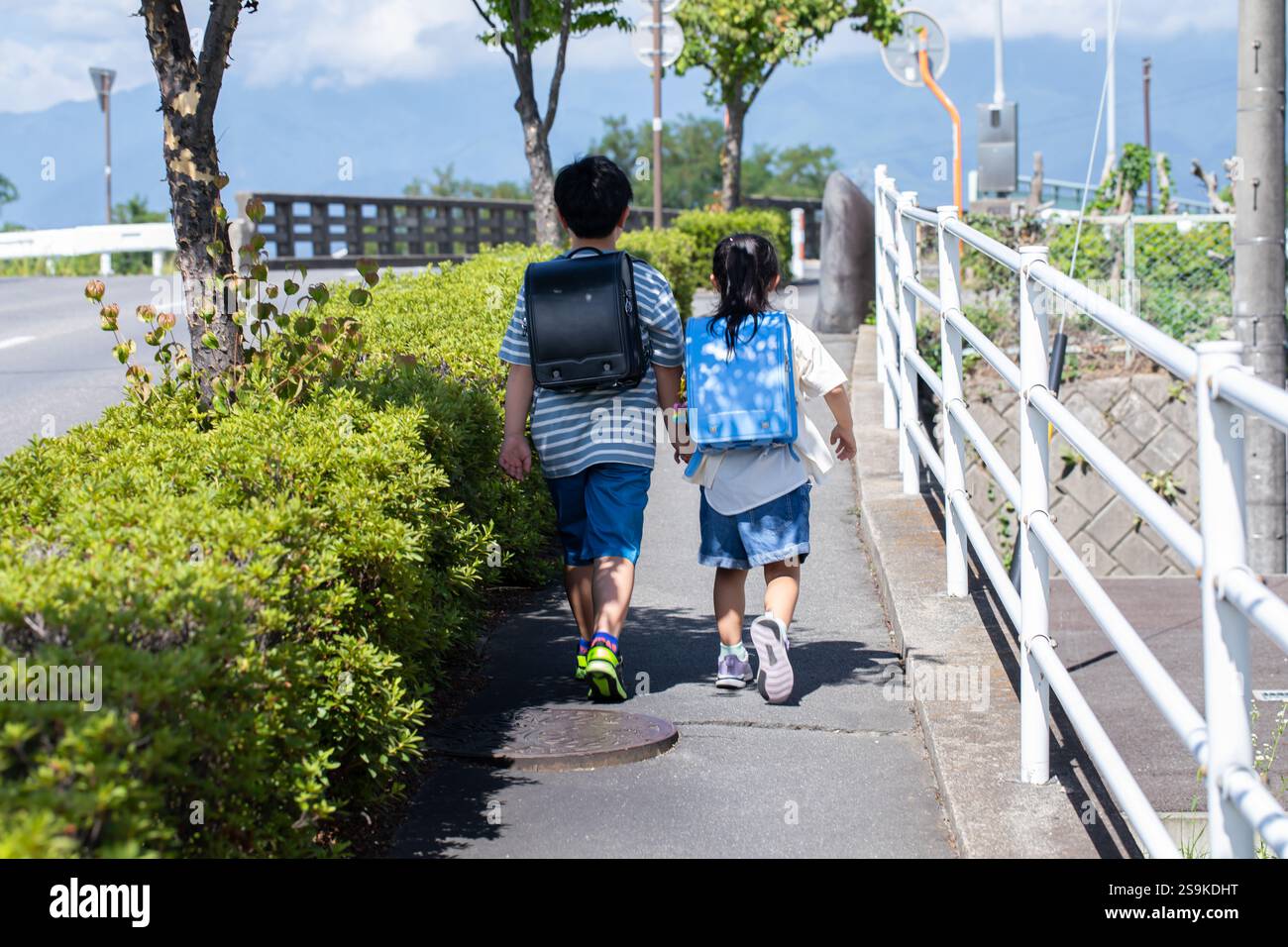 Primary school children walking on the pavement Stock Photo - Alamy