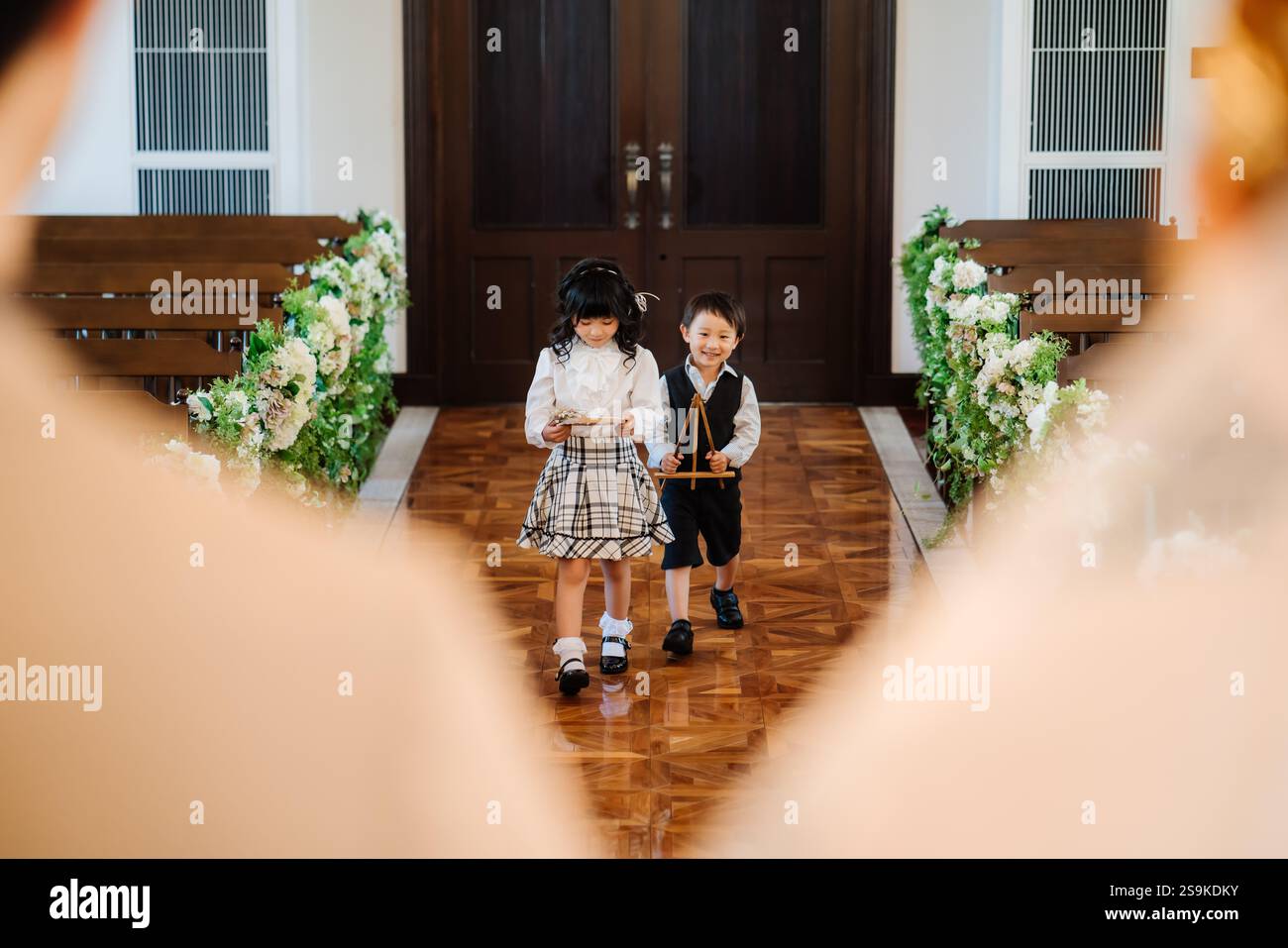 Aisle, wedding, ring girl, ring boy Stock Photo - Alamy