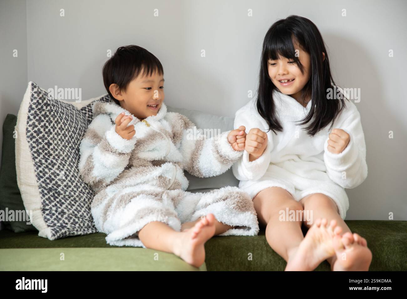 Children playing rock-paper-scissors-paper Stock Photo - Alamy