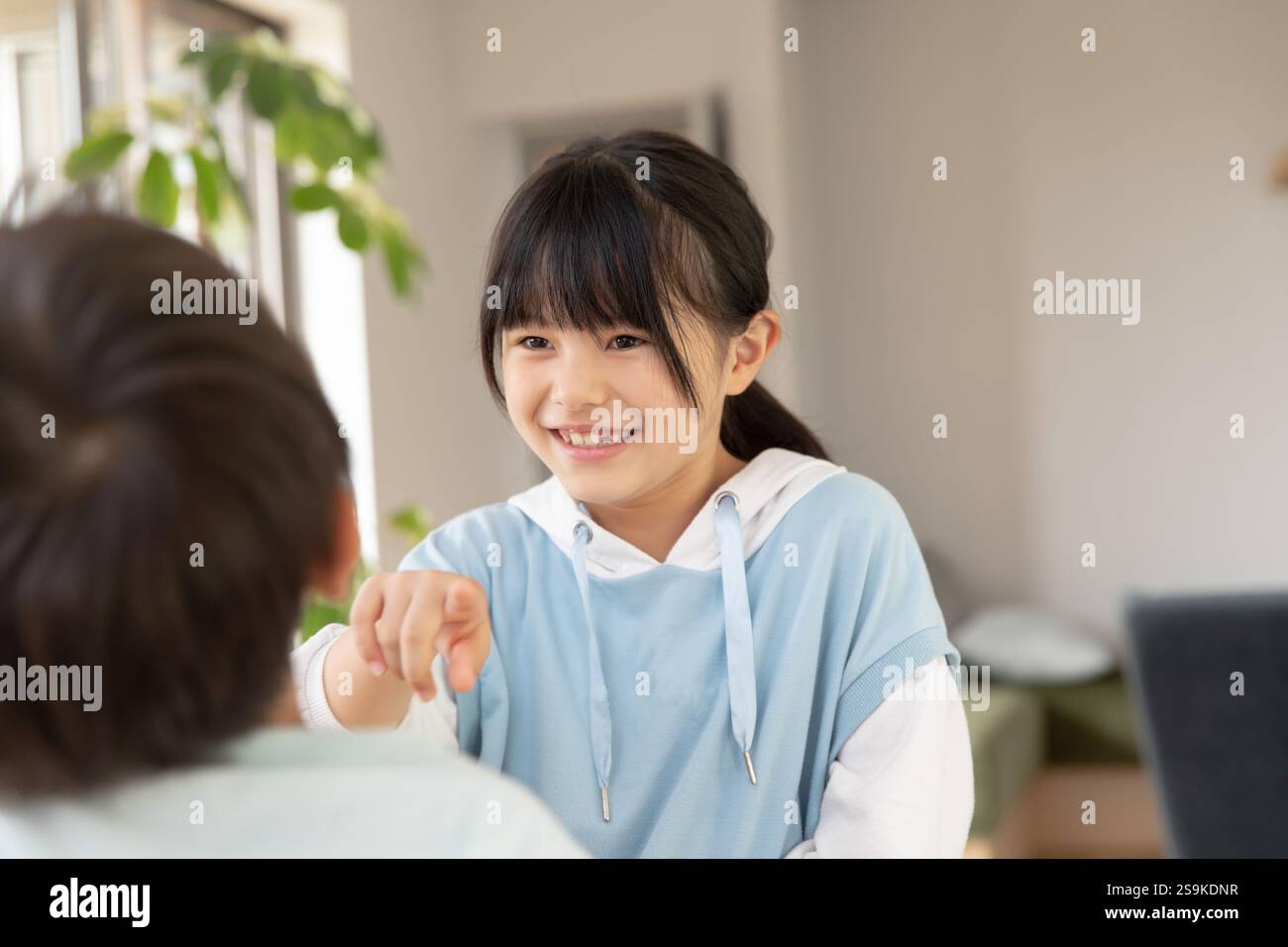 Children having a conversation/conversation Stock Photo - Alamy