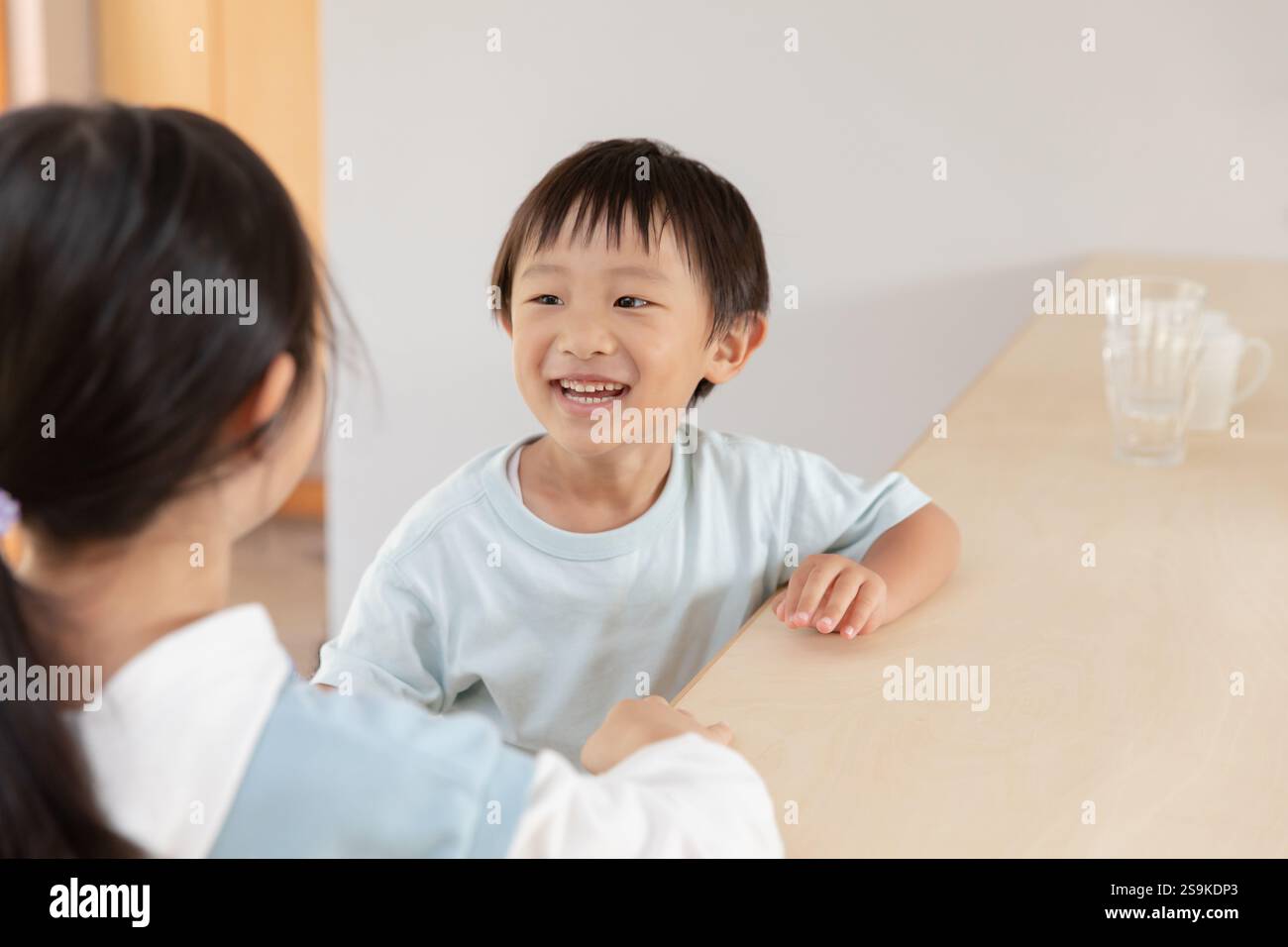 Children having a conversation/conversation Stock Photo - Alamy