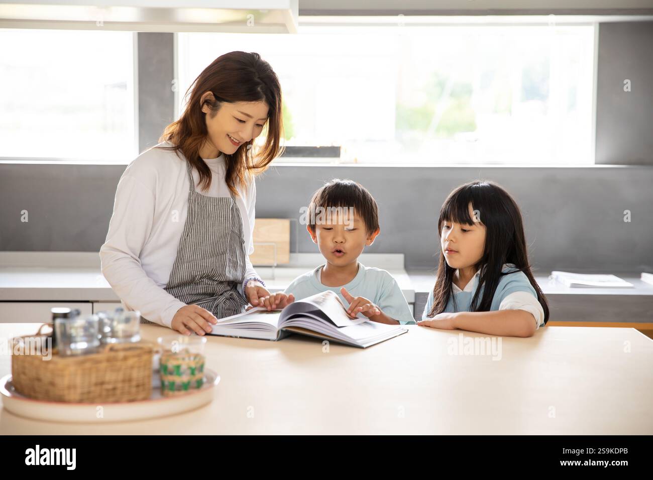 Parents and children reading books/reading Stock Photo - Alamy