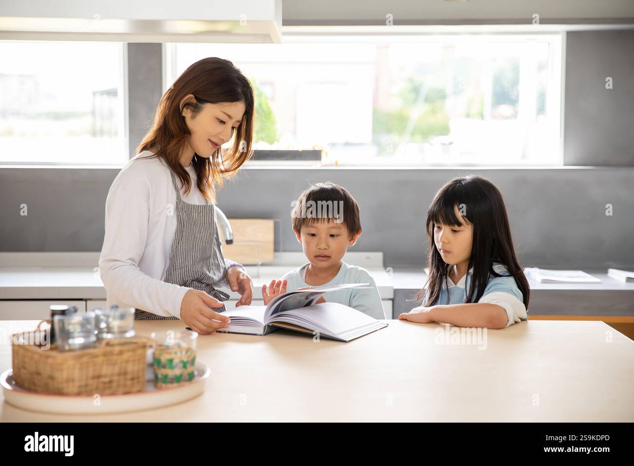 Parents and children reading books/reading Stock Photo - Alamy