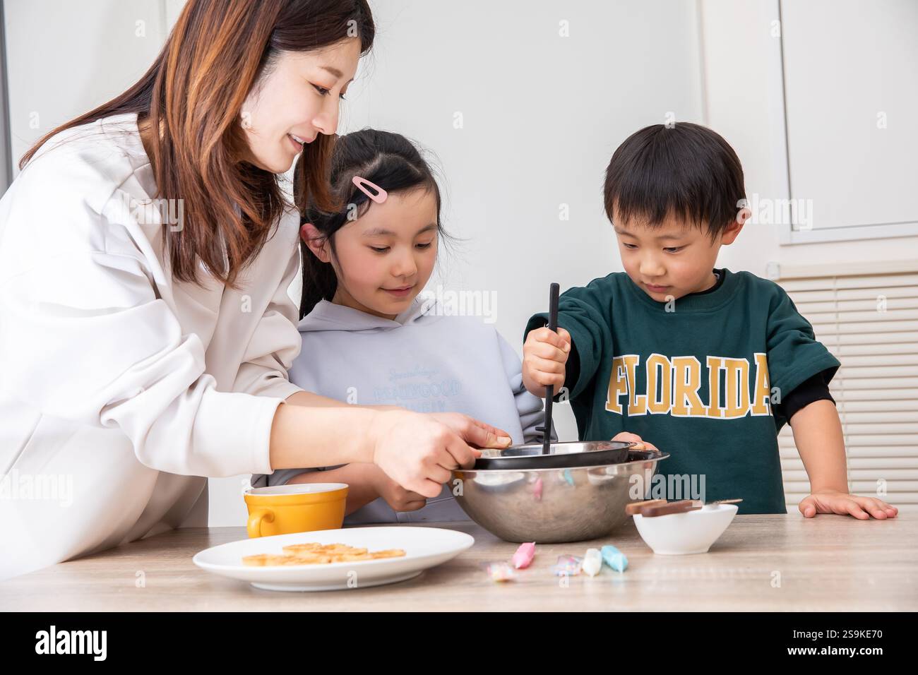 Parent and child cooking Stock Photo - Alamy