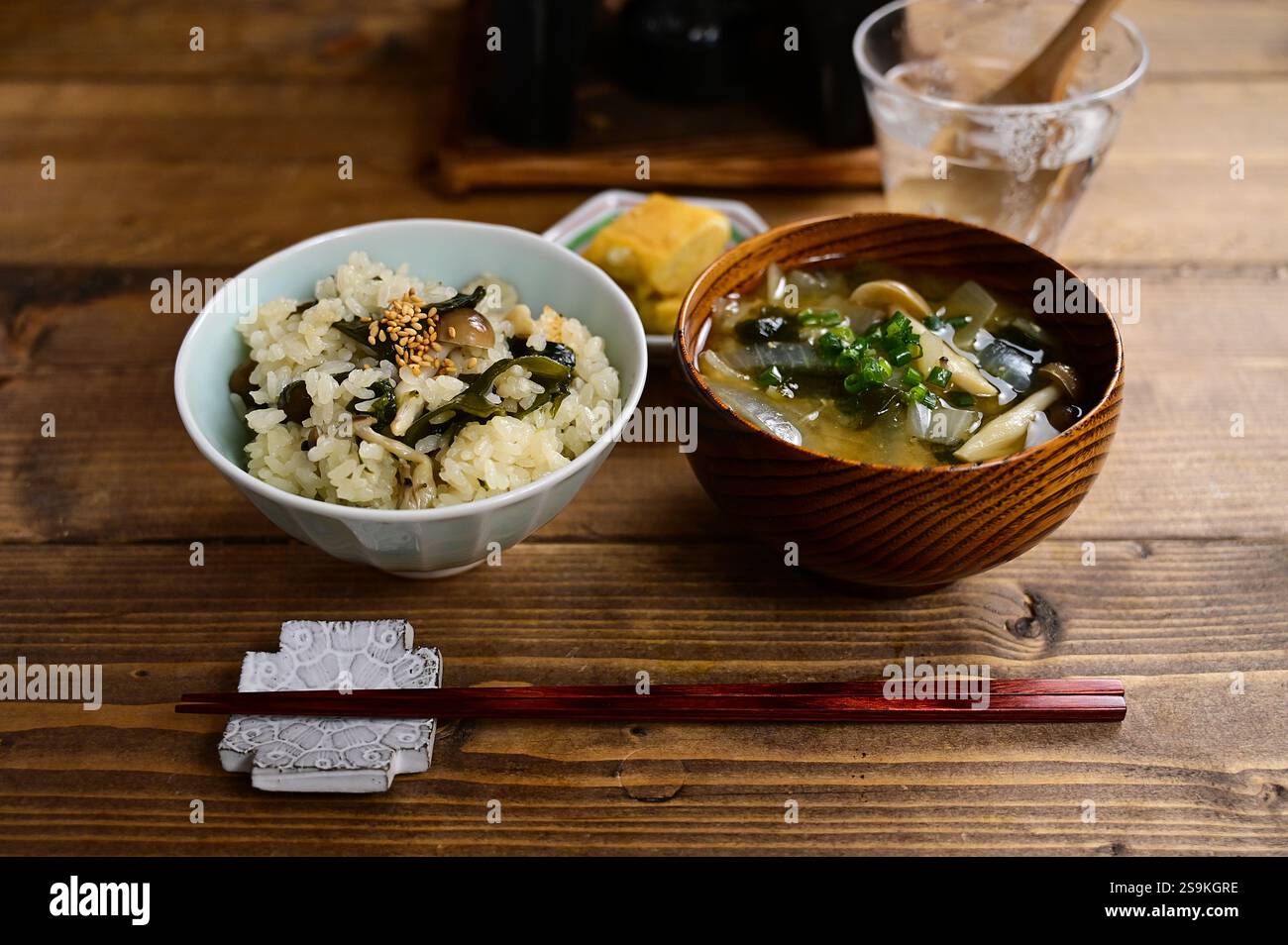 A bowl of rice with wakame seaweed Stock Photo - Alamy