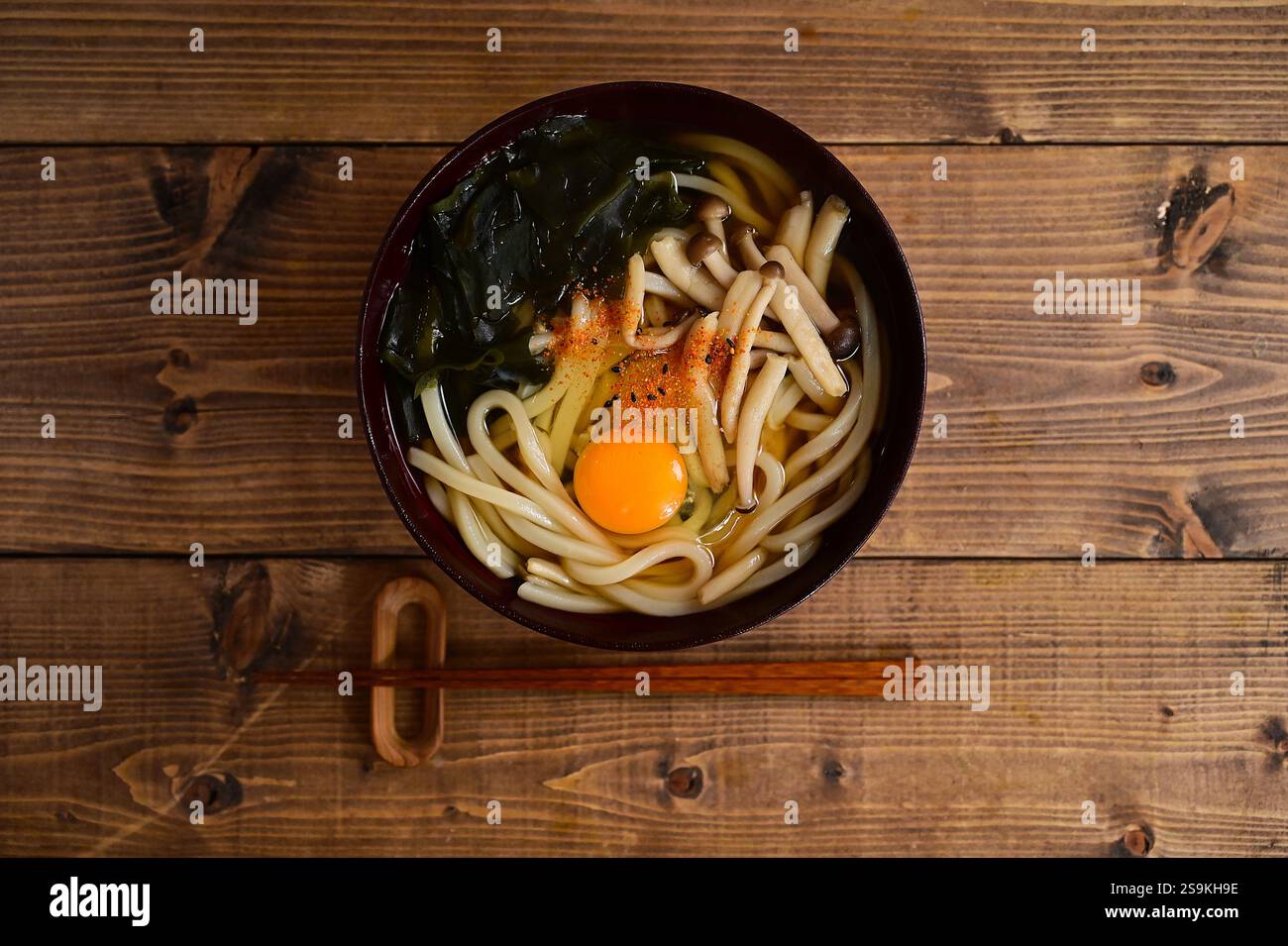 Wakame tsukimi udon noodles Stock Photo - Alamy