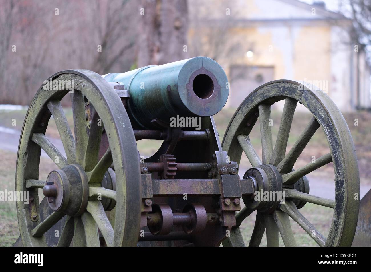 Old canon with wheels standing outside Stock Photo - Alamy