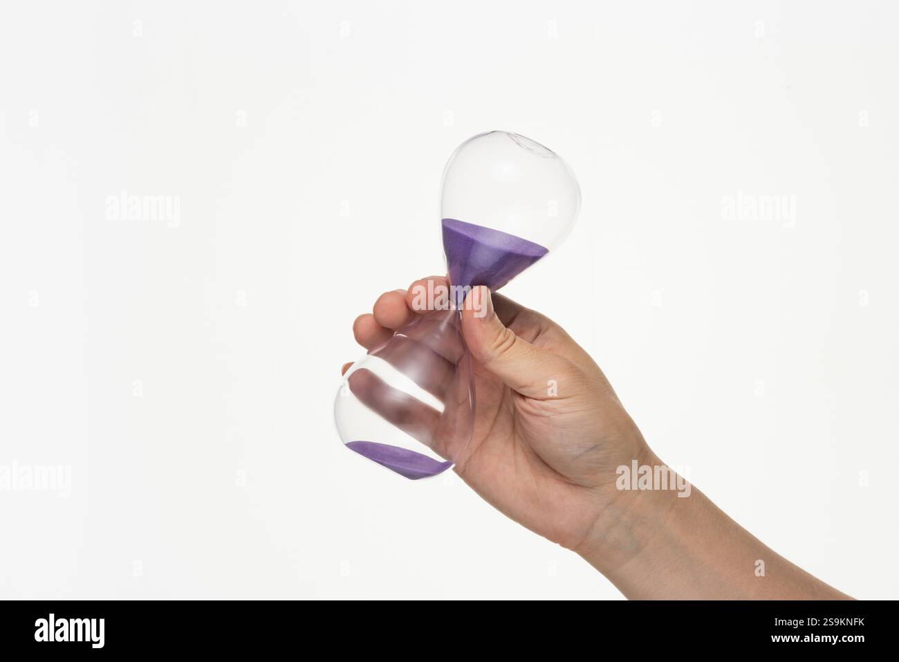 Hand holding hourglass Stock Photo - Alamy